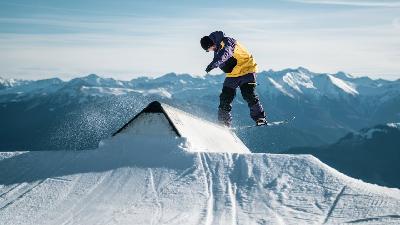 Method Mag First touch of snow in LAAX